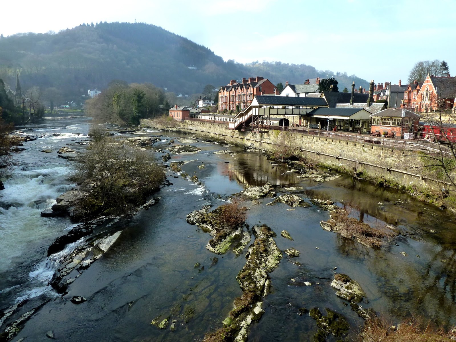Devizes Days in Words and Pictures 2015: From Devizes to Llangollen for ...