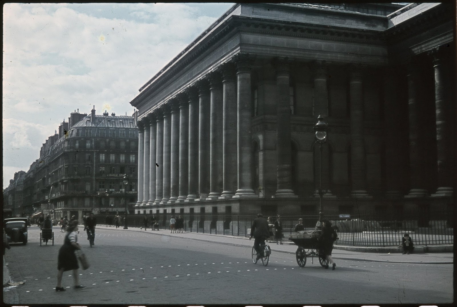 40 Amazing Color Photographs That Capture Street Scenes of Paris Under ...