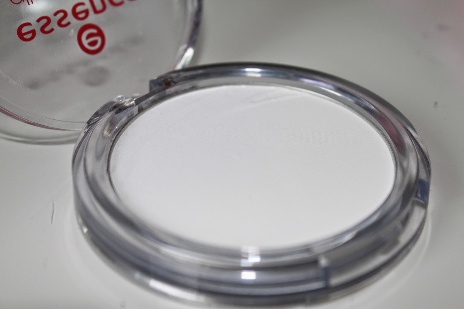 BeautyBerry: Review: Essence All about matt! Powder