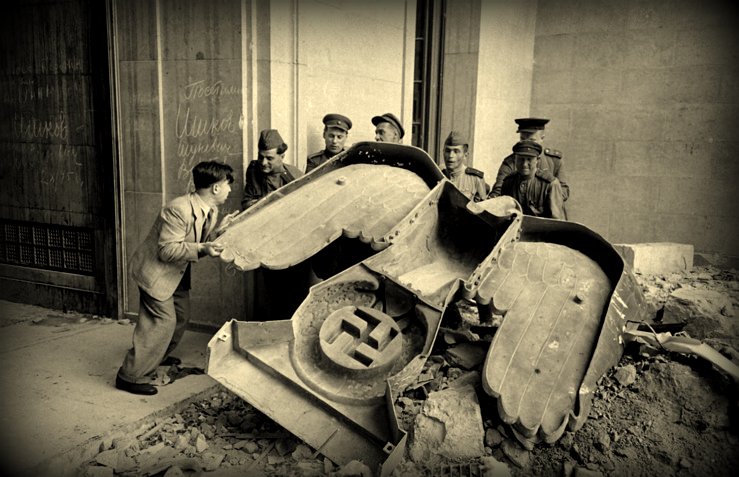 ΙΣΤΟΡΙΑ ΕΛΛΗΝΙΚΗ ΚΑΙ ΠΑΓΚΟΣΜΙΑ : ΒΕΡΟΛΙΝΟ 1945 - Η ΠΤΩΣΗ ΤΗΣ ΧΙΤΛΕΡΙΚΗΣ ...