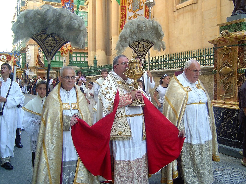 A Brief History of the Flabellum ~ Liturgical Arts Journal