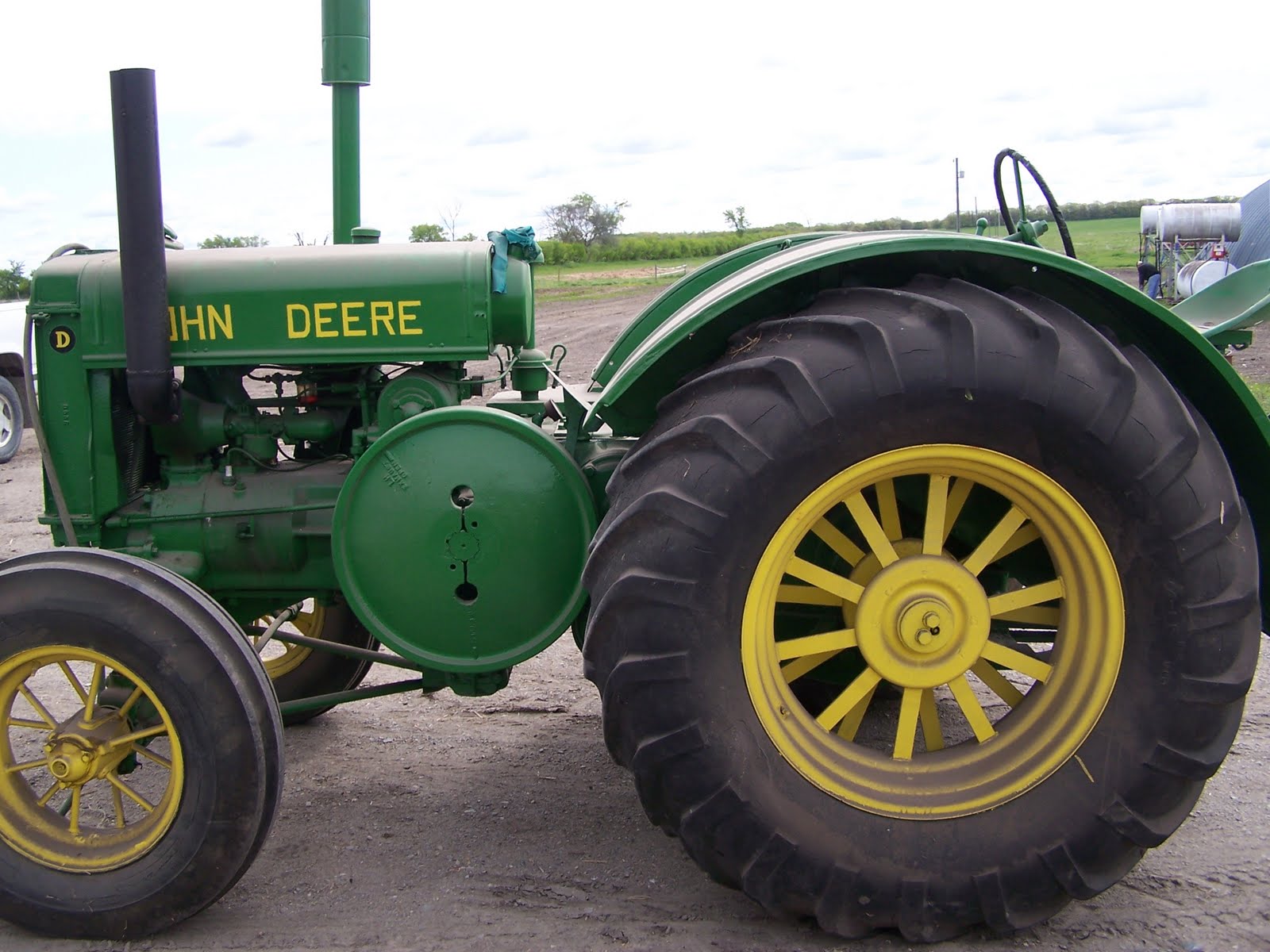 DIFFERENT COLOURED JUNK: John Deere "D"