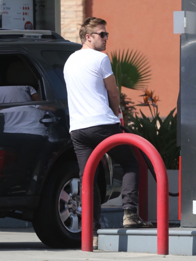 VJBrendan.com: Ryan Gosling Fills Up His Tank