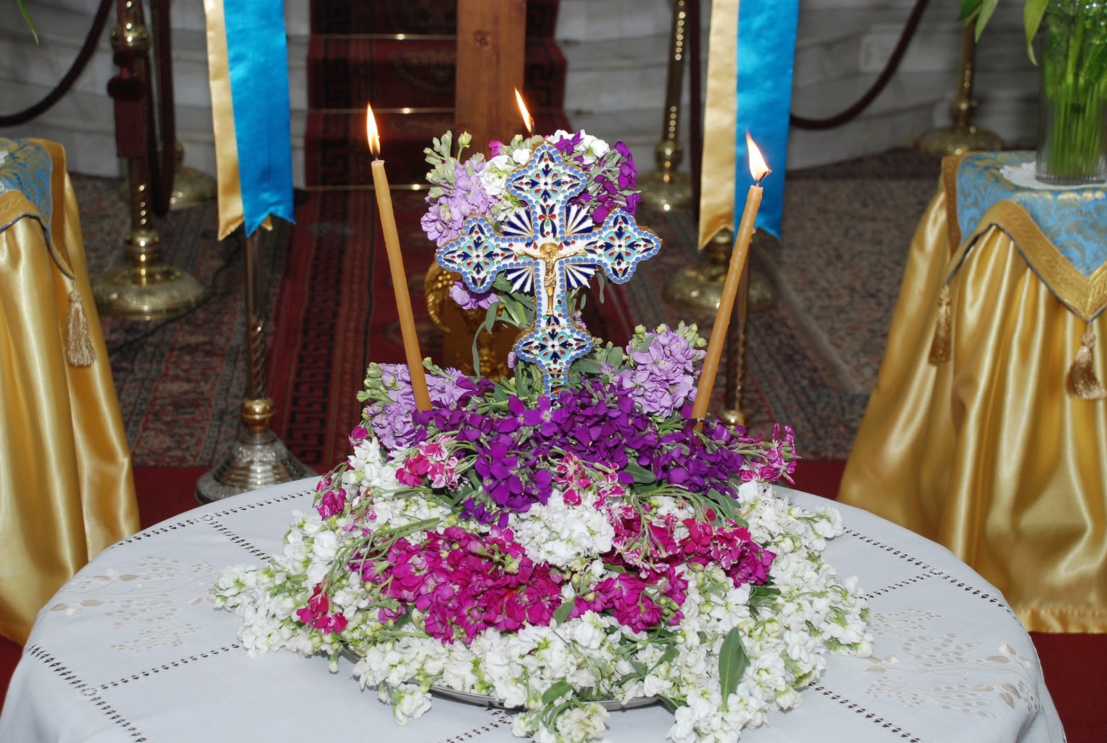 Κυριακη της Σταυροπροσκυνησεως: Ο Σταυρος δεν ειναι λυπηρος αλλα ...