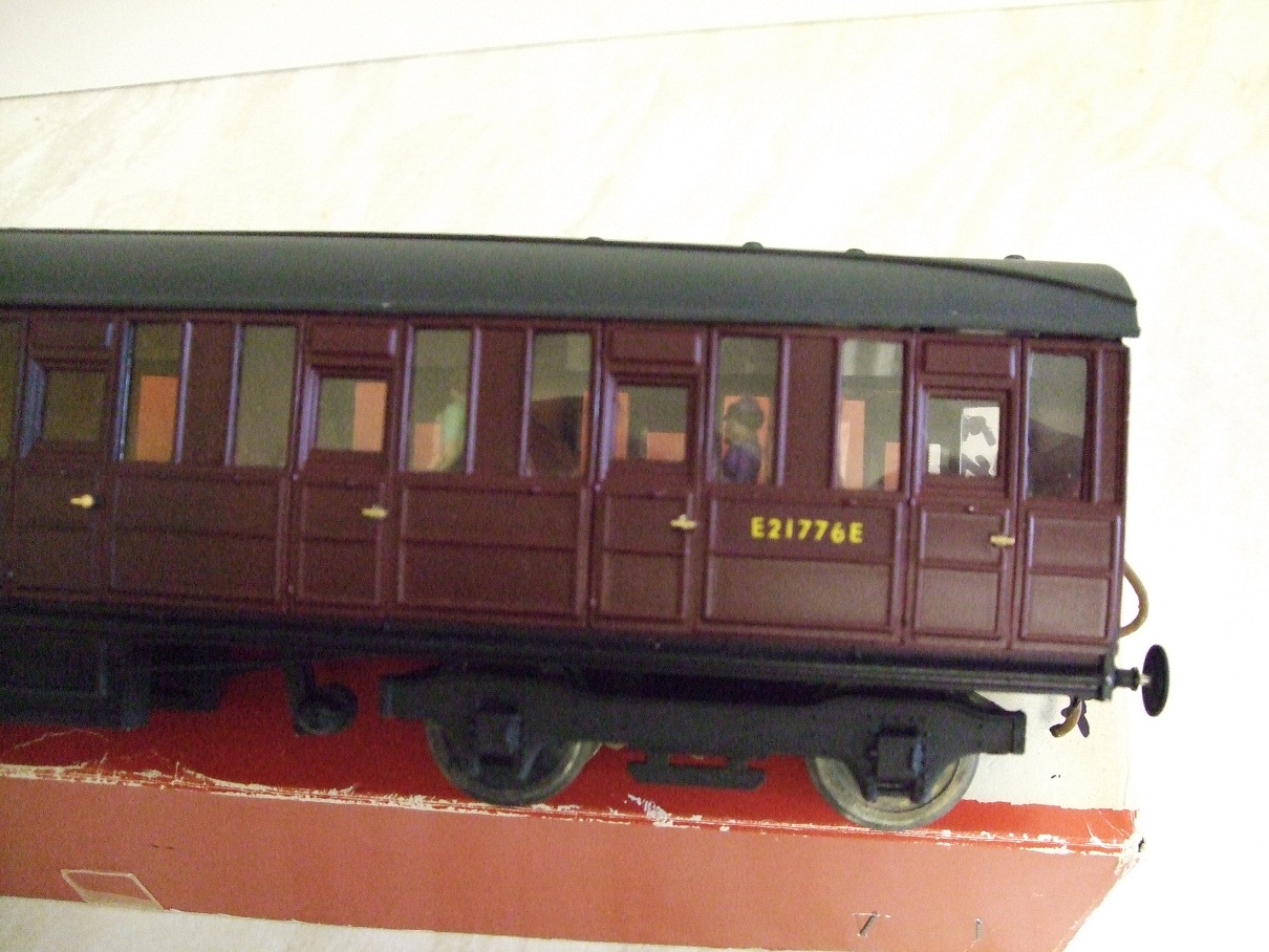 GEOFF TYLER - RAILWAY MODELLER: O GAUGE COACHES STILL AVAILABLE