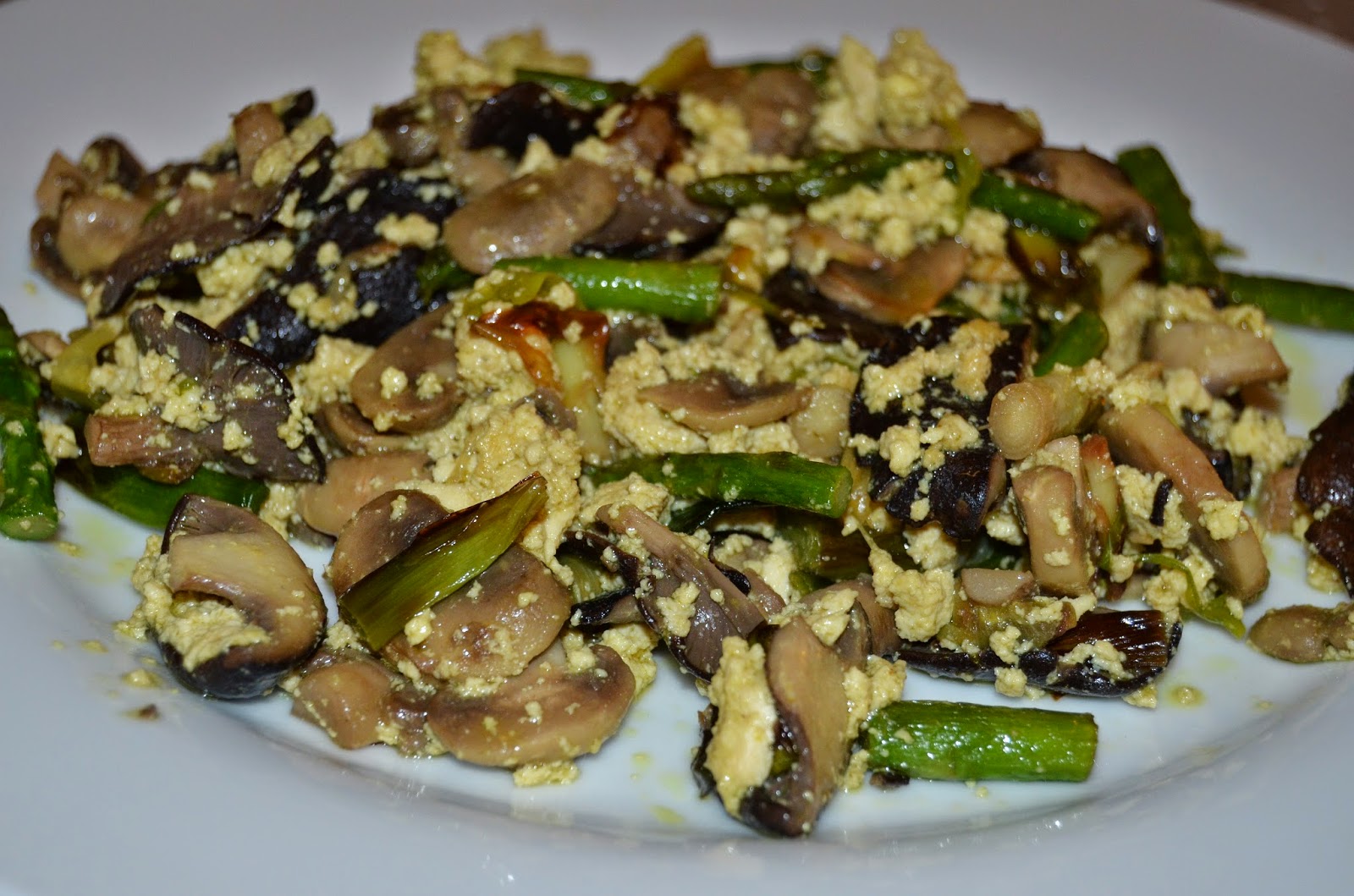 Cocinando vegetales: Revuelto de ajetes, trigueros y setas.