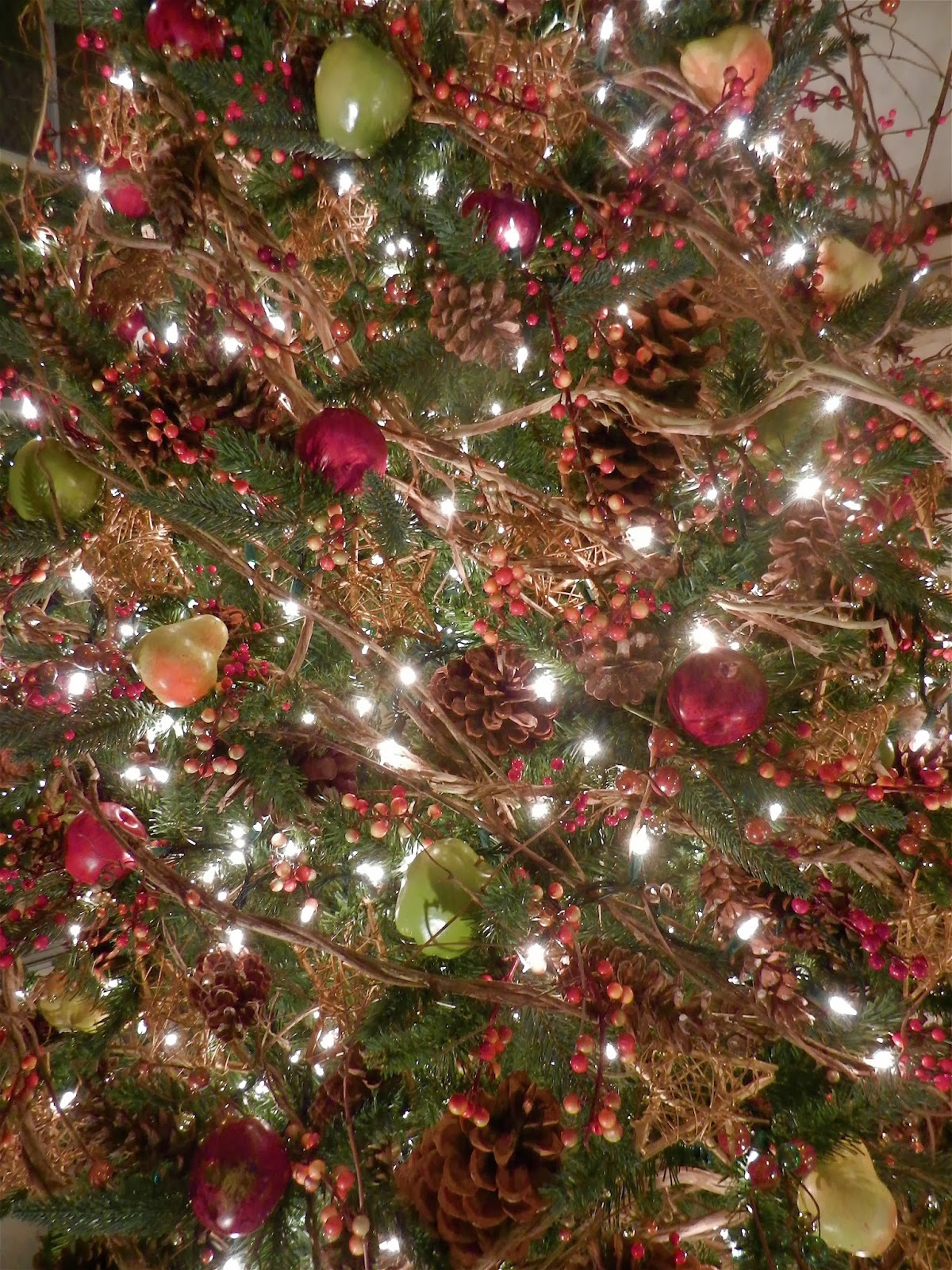 Knickerbocker Style & Design: An Elegant Nature-Inspired Christmas Tree