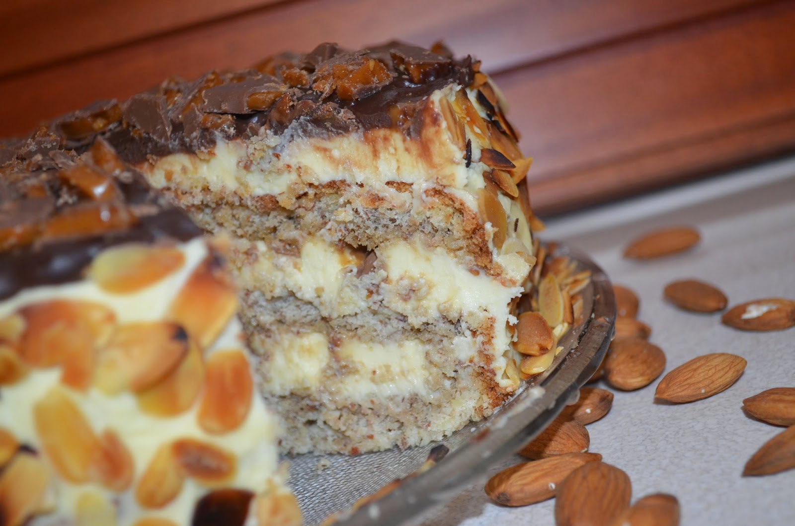 Kuchenne hity ... : Tort migdałowy z batonikami Daim