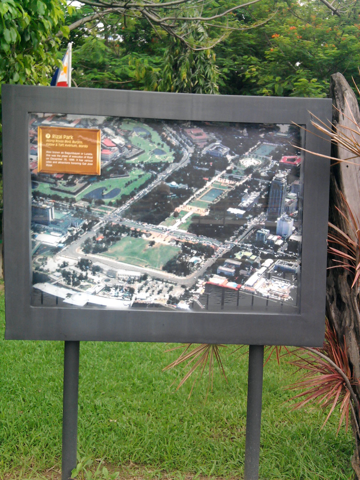 Metatraveller: Rizal Park (Luneta) - Relief Map of the Philippines