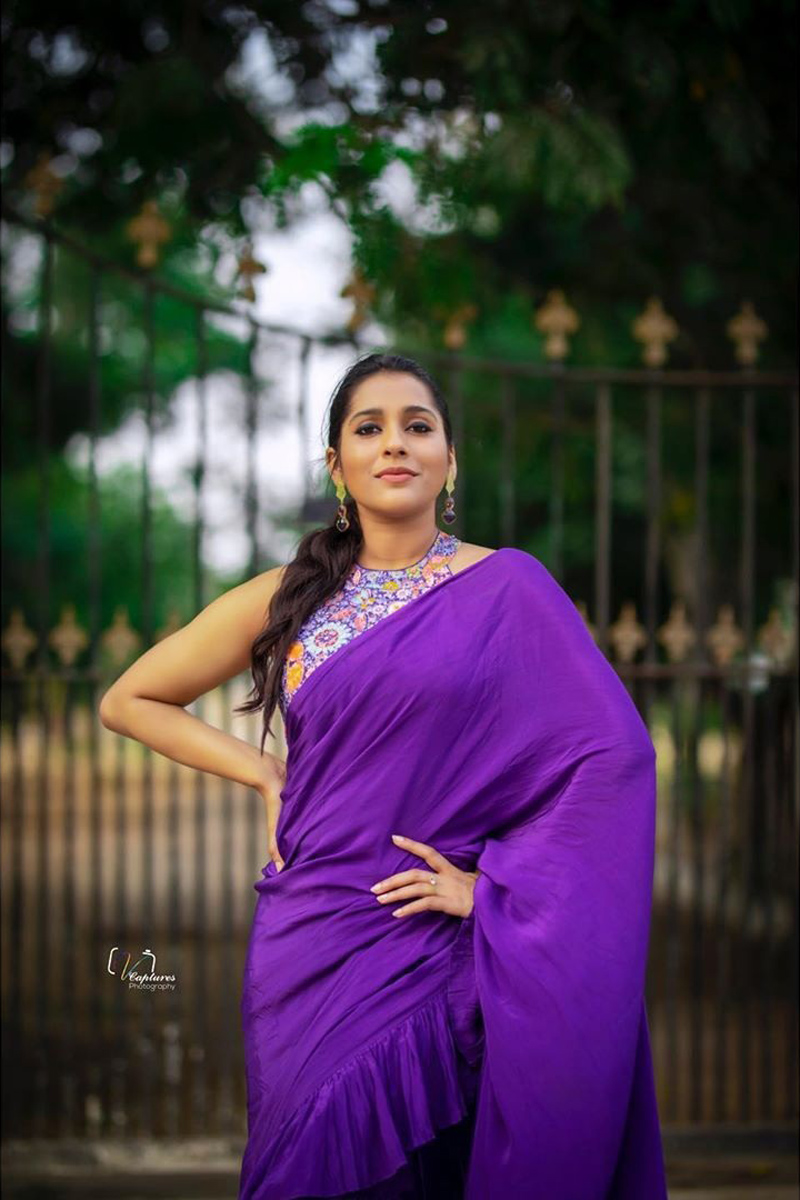 Anchor Rashmi Gautam Stunning Photoshoot In Violet Saree