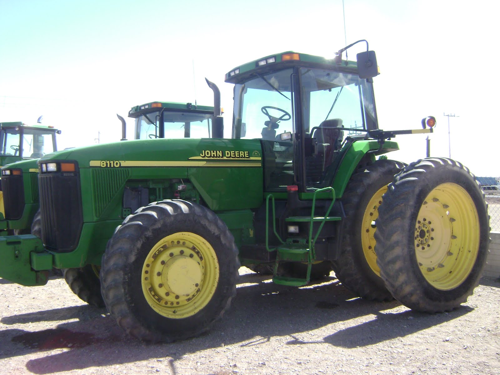 MAQUINARIA AGRICOLA INDUSTRIAL: Tractor John Deere 8110 4x4 DR, 2000 ...