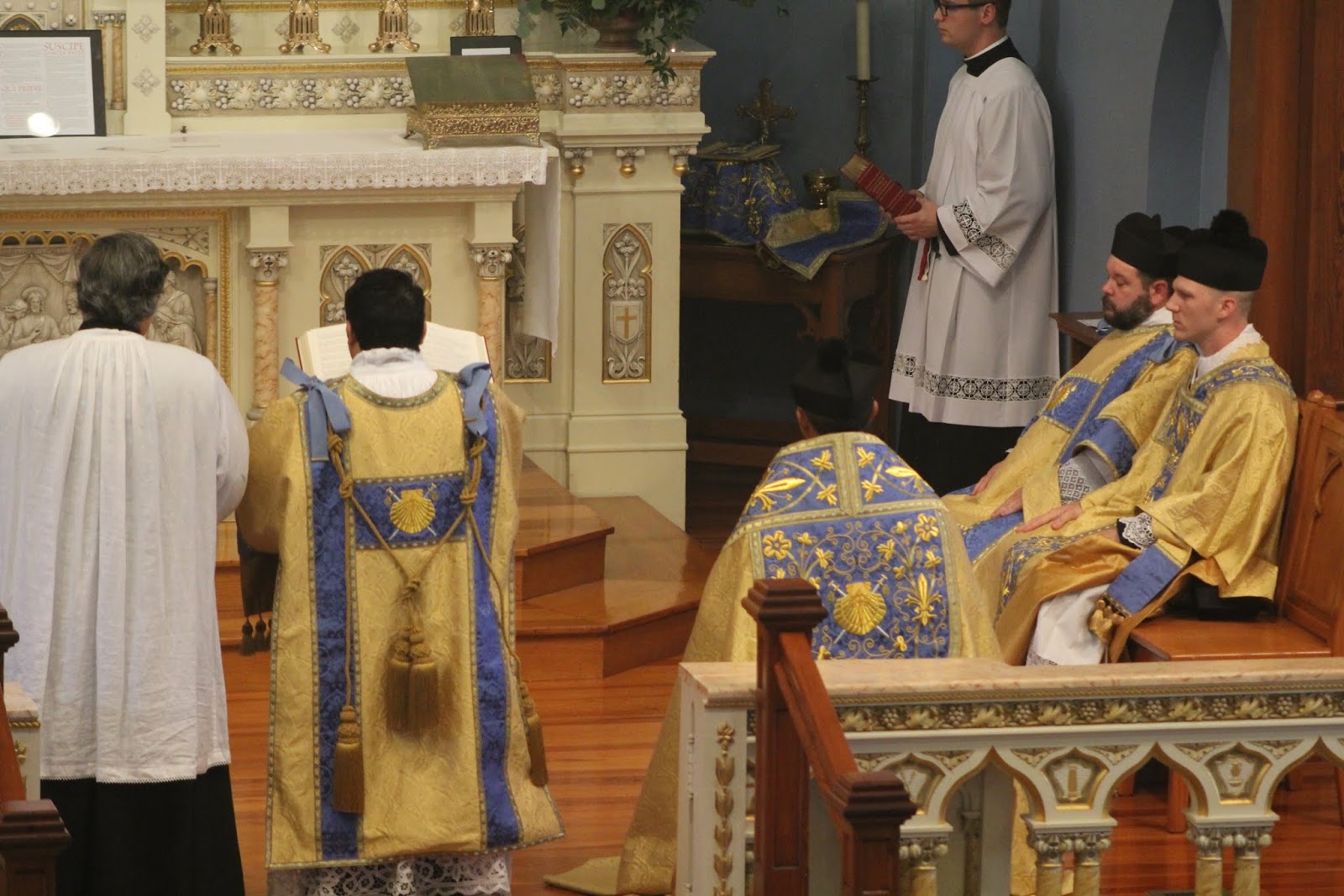 New Liturgical Movement: Photos of a New Priest’s First Mass