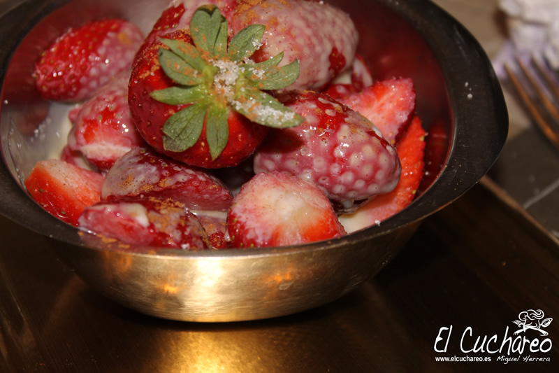 El Cuchareo: Fresas con leche condensada, limón y azucar.