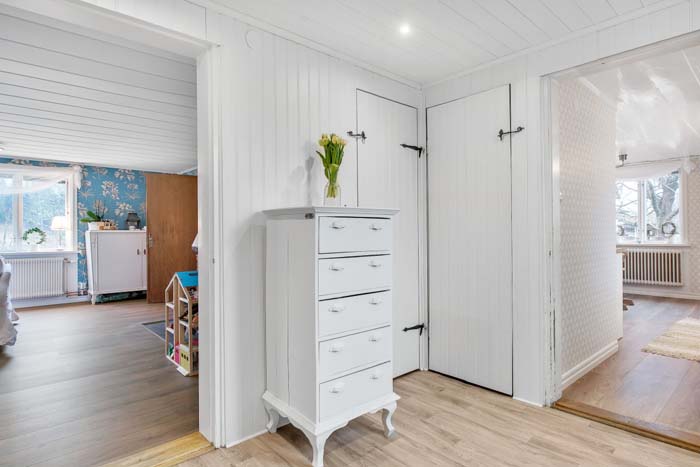 Keltainen talo rannalla: Mökkitunnelmaa