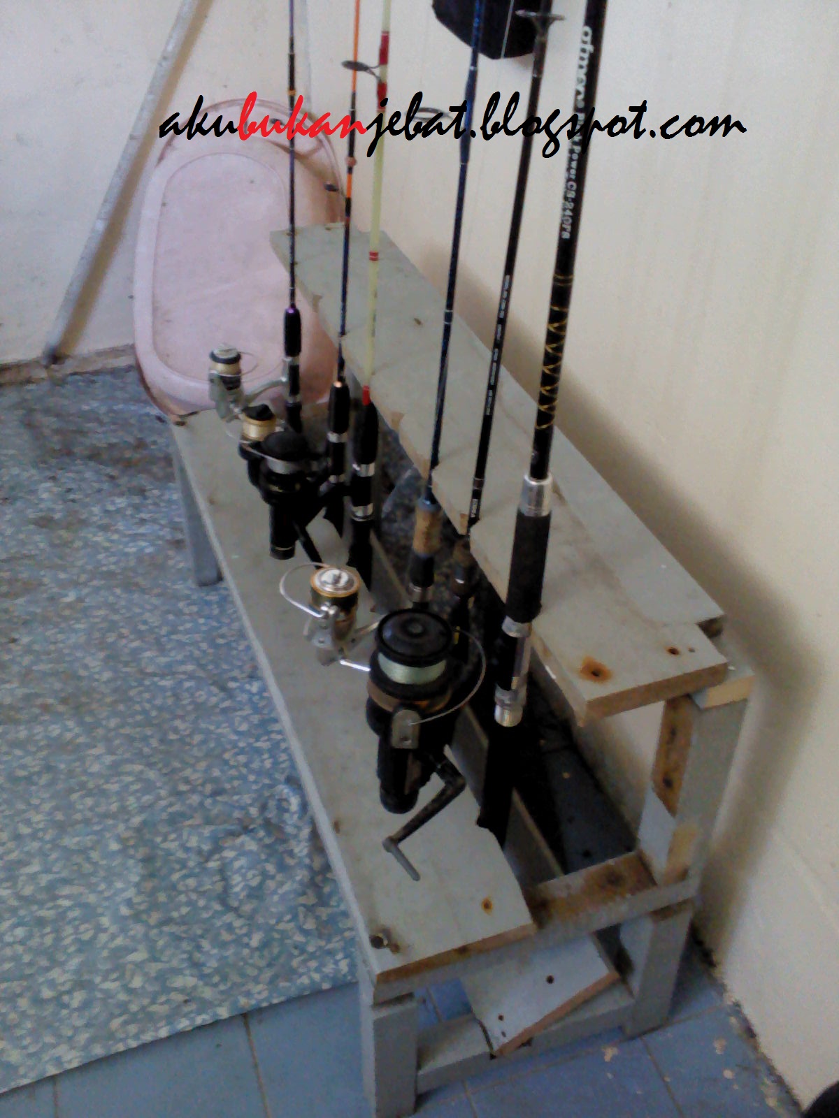 itu bukan aku: Membuat rak joran pancing cara malas