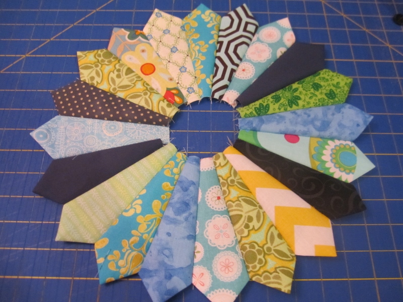 The Beating Hearth: Dresden Plate Mini Quilt...Picture Tutorial