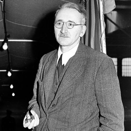 Famous Pipe Smokers: Friedrich Hayek