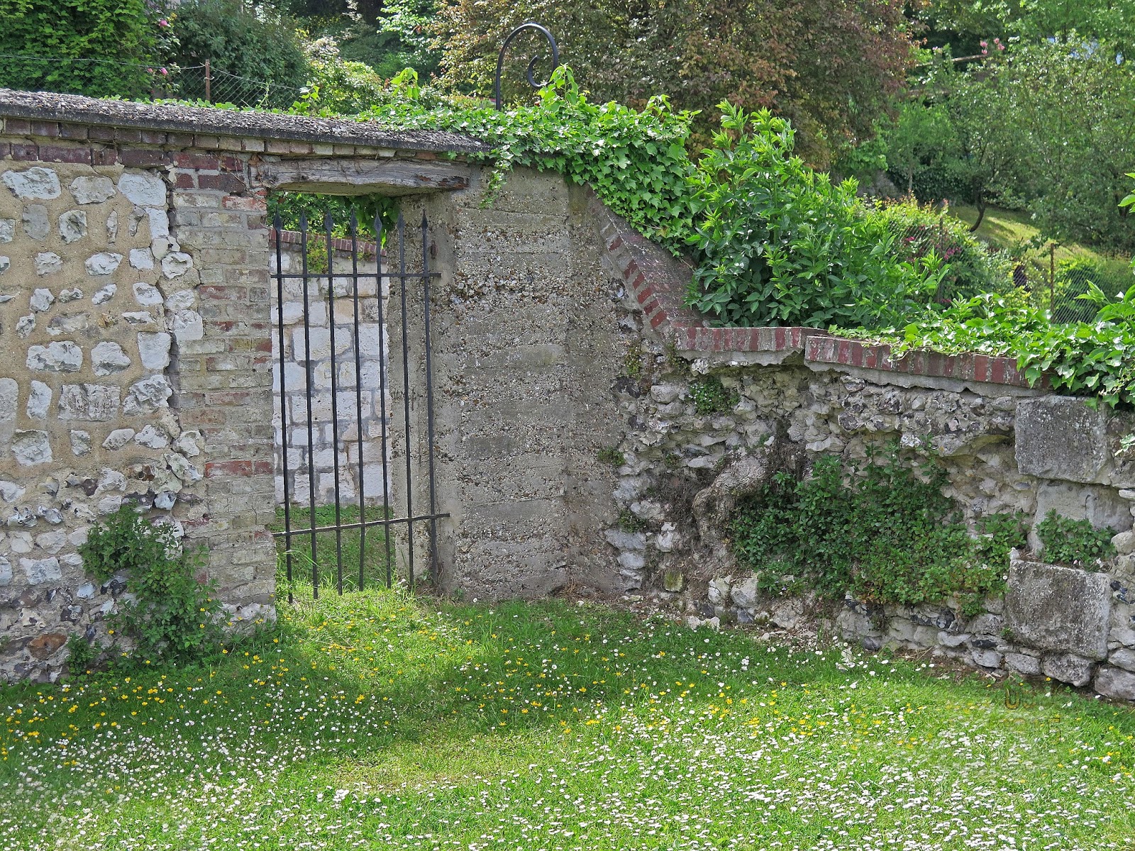 Room Without Walls: Medieval Garden