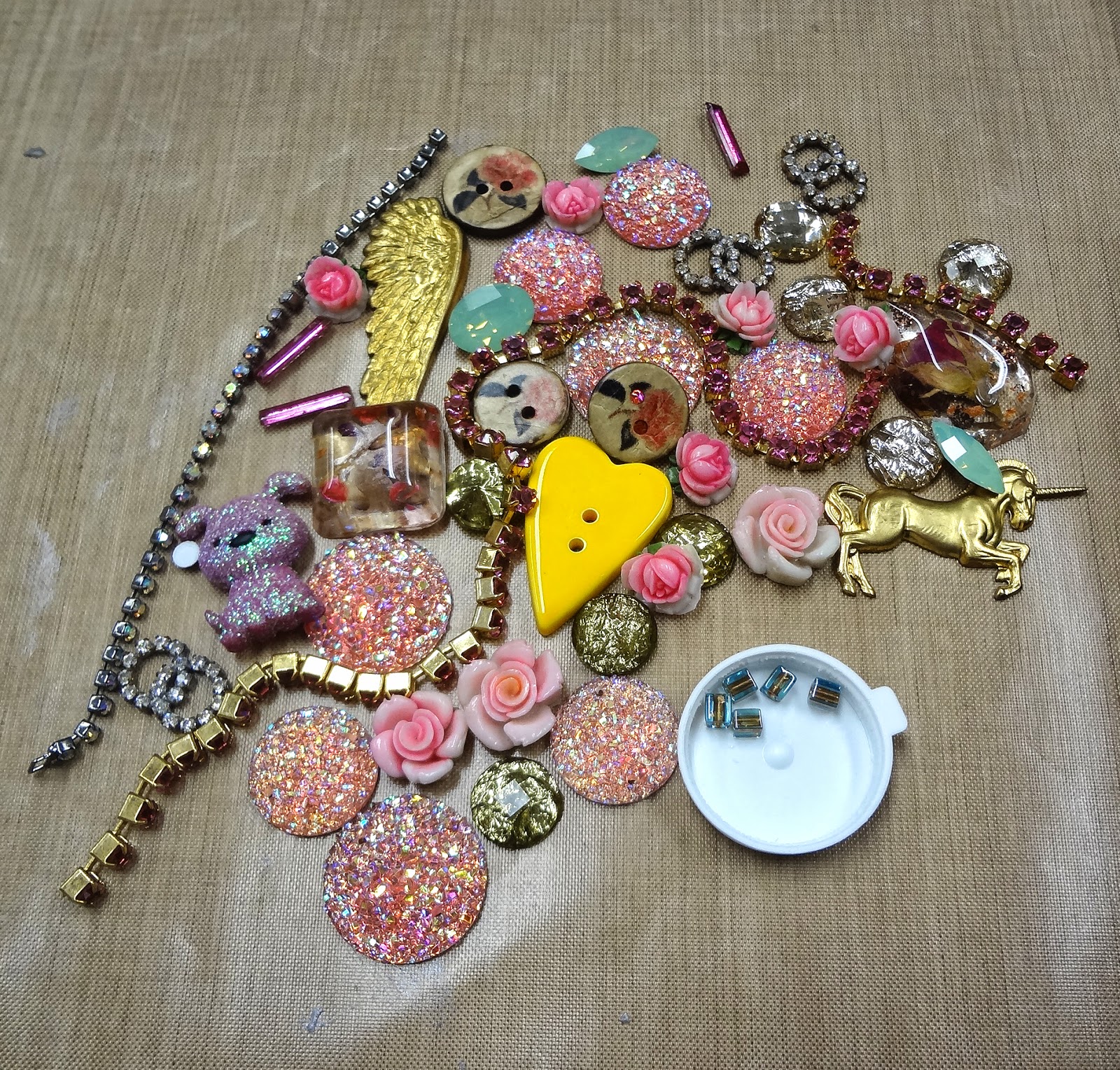 Carmi's Art/Life World: Up-Cycle That 50's Purse With Epoxy Clay!