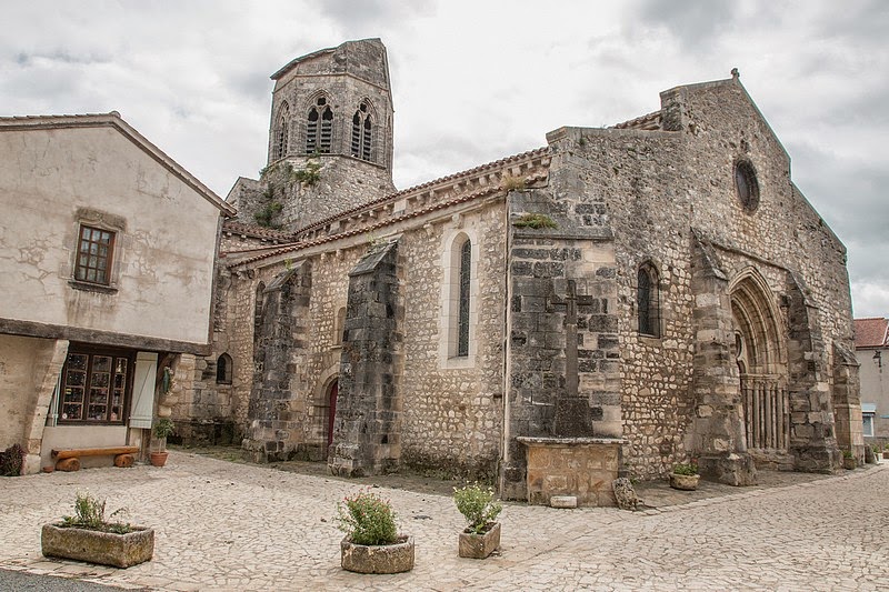 Photos d'Eglises - Mises à Jour: CHARROUX (03) église St Jean Baptiste