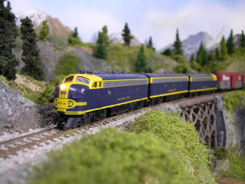 ModelTrainPro.com: Interesting Blue Santa Fe diesel engine photo