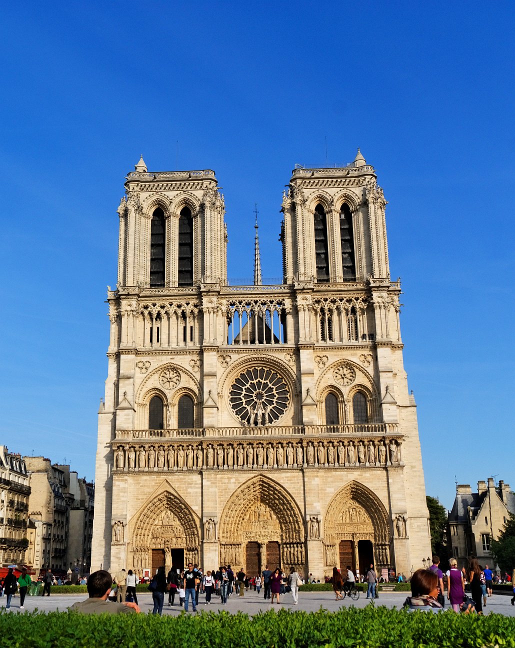 TRAVEL BROADENS THE MIND: Notre-Dame de Paris