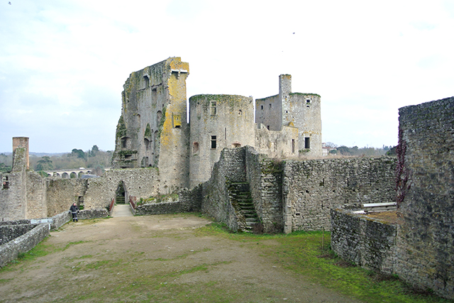 It's Not Serious!: Château de Clisson