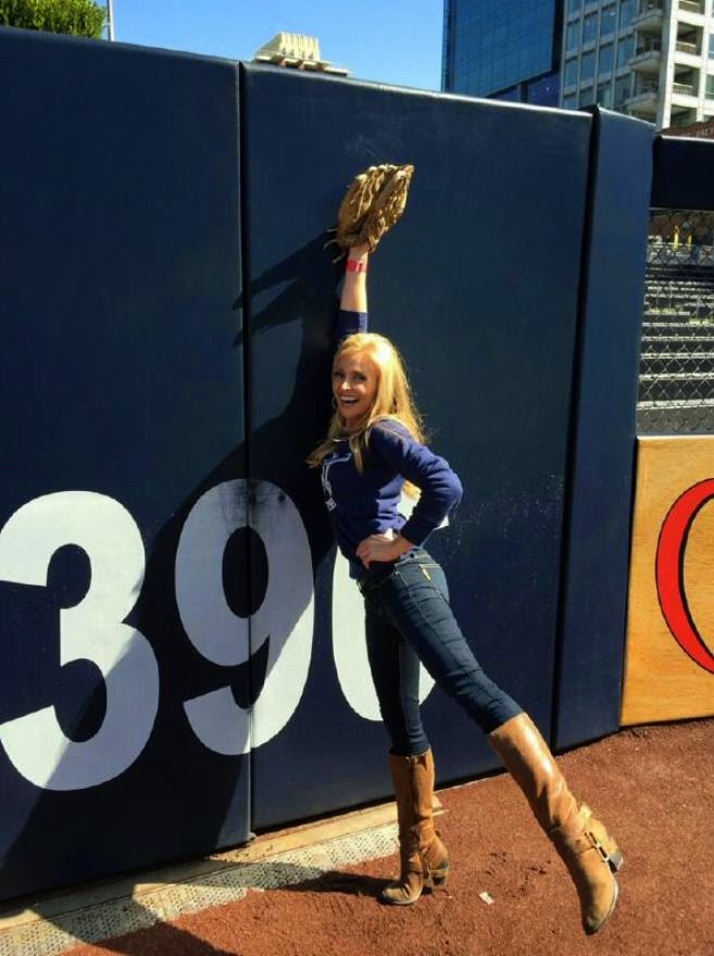 THE APPRECIATION OF BOOTED NEWS WOMEN BLOG : Apr 9, 2015