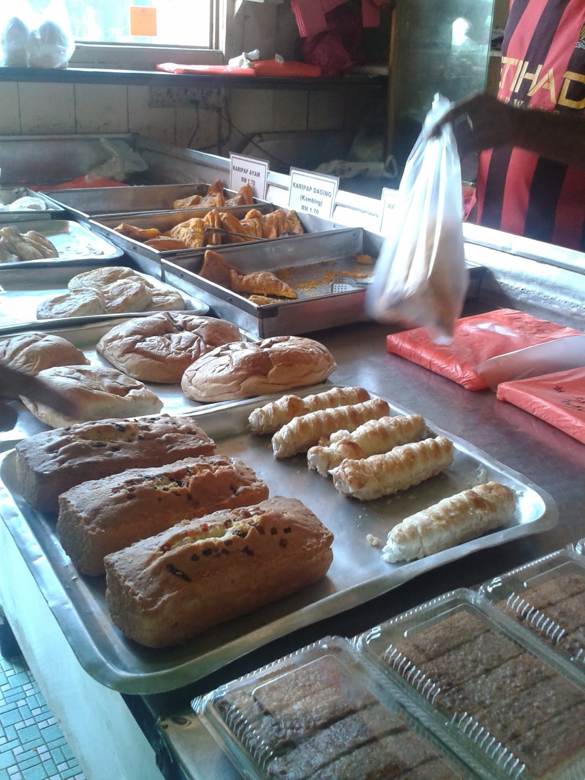 15+ Rak Kaca Kedai, Konsep Terbaru!