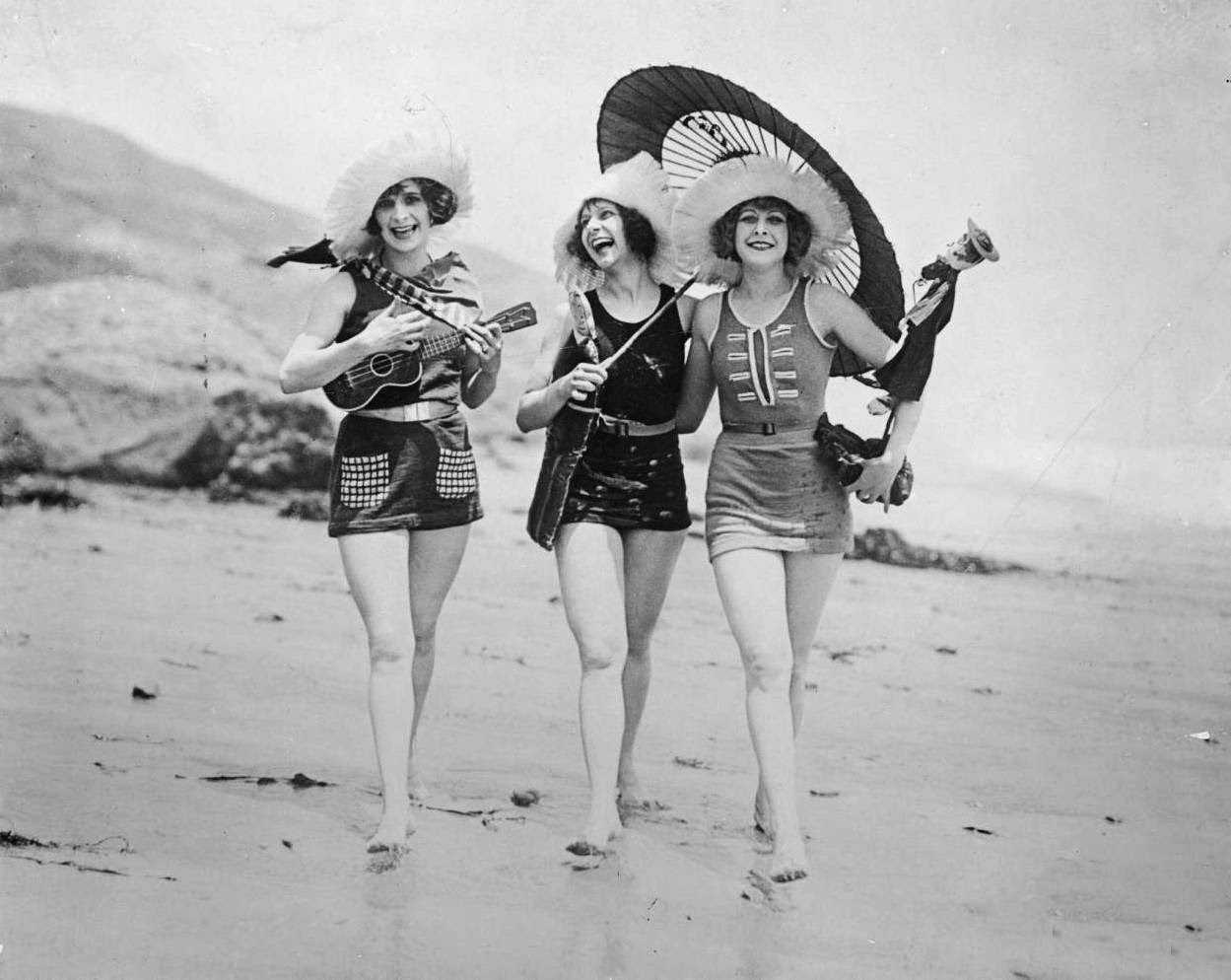 28 Stunning Vintage Photos Show Bathing Beauties From Between The 1920s