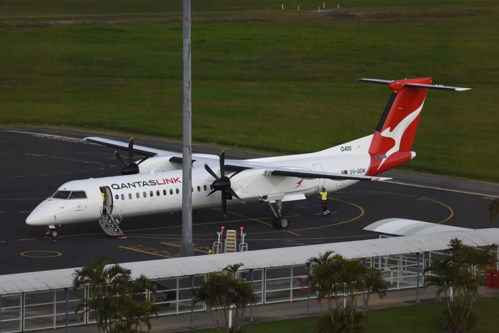 Central Queensland Plane Spotting: QantasLink Dash-8-Q400 VH-QOW ...