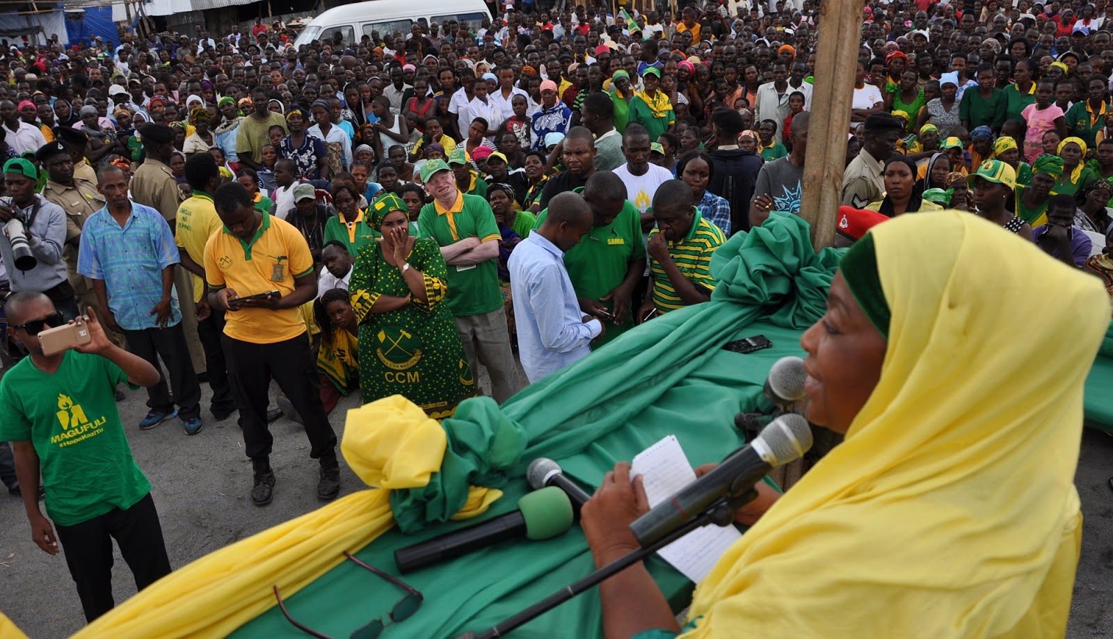 Wananchi wakimshangilia mgombea Mwenza wa Urais kwa tiketi ya CCM, Mama ...