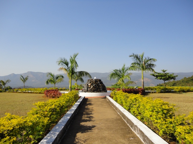 As I Explore .....: Tilari Dam, Dodamarg