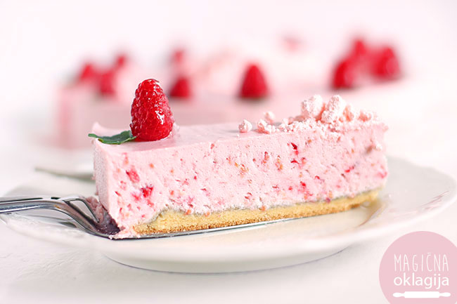 Magična oklagija: Beze torta sa malinama