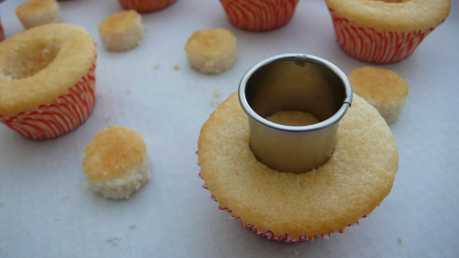 Dough and Batter: raspberry zinger cupcakes & happy valentine's day!!!