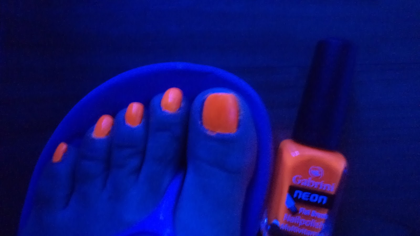 simple nails: 200 orange neon nails n03, toes..gabrini neon nail polish