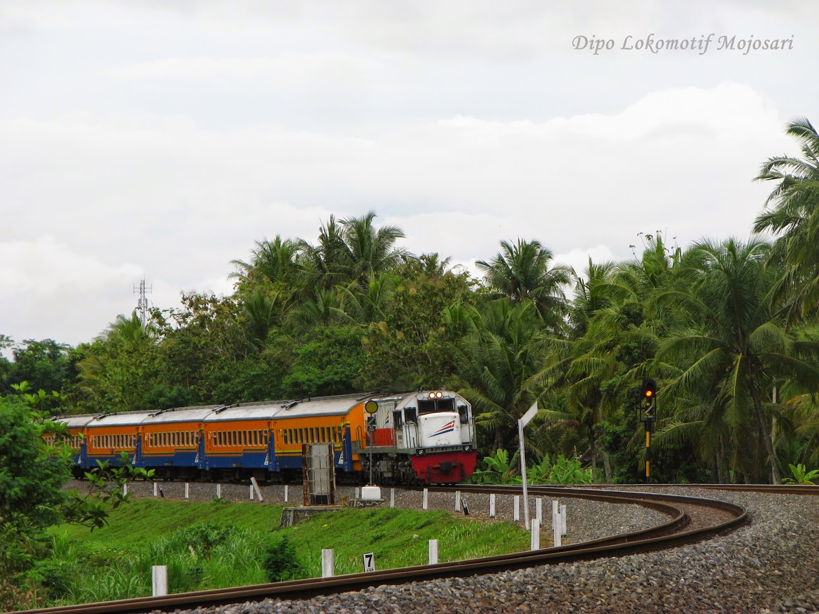 Kereta Api Indonesia: Rangkaian KA Progo Melintas di Sentolo, Kulon ...