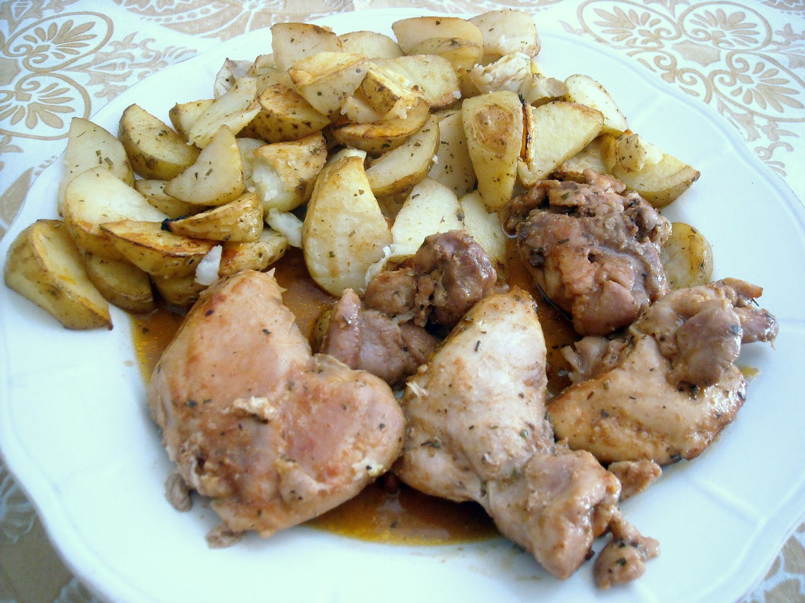 Contramuslos de pollo en bolsa con patatas Cajún.