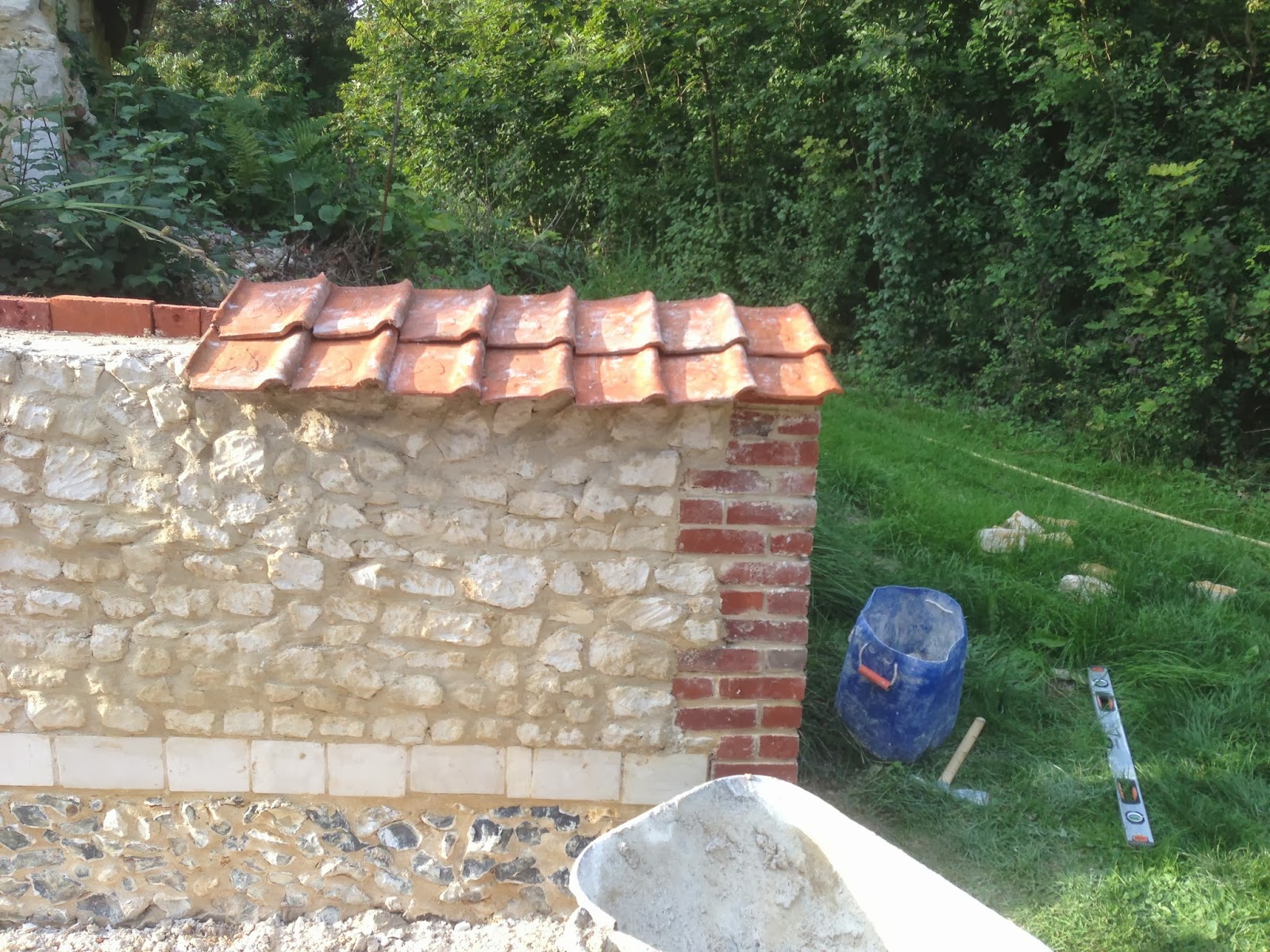 La ferme des blancs pignons: Le mur: fin