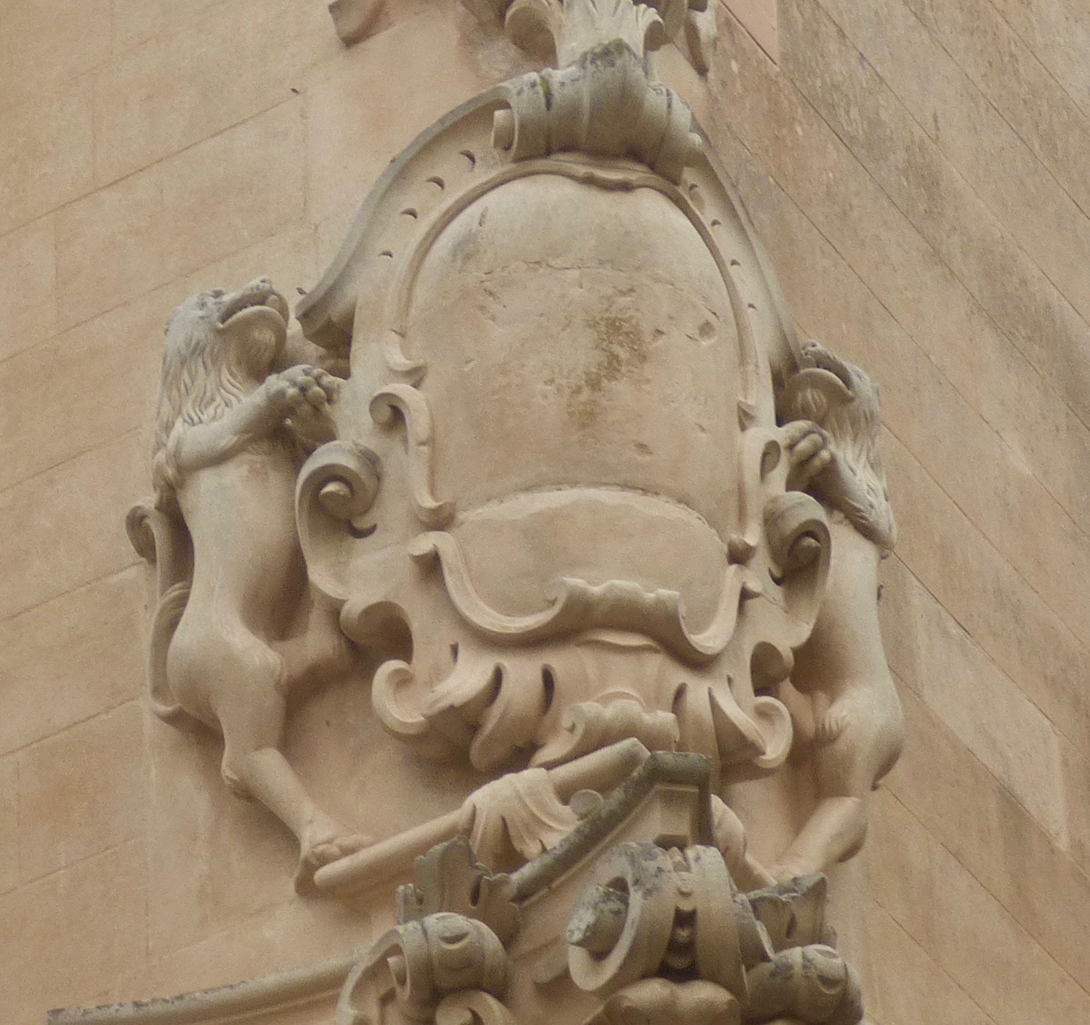 Mosaicos : 6.055.- Escudo en piedra esquinero. Palacio Stemma. Lecce.