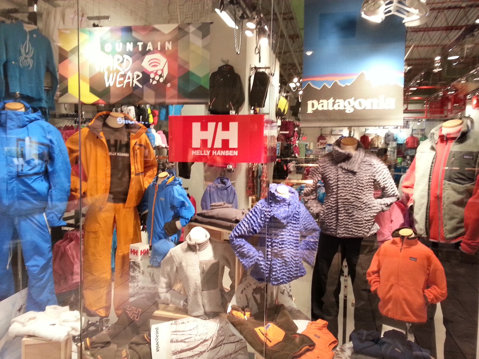 Robert Dyer @ Bethesda Row: VIP OUTDOOR WINDOW DISPLAY (PHOTO)