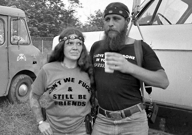 21 Vintage Snapshots Capture People Wearing Sleazy T-Shirts With ...