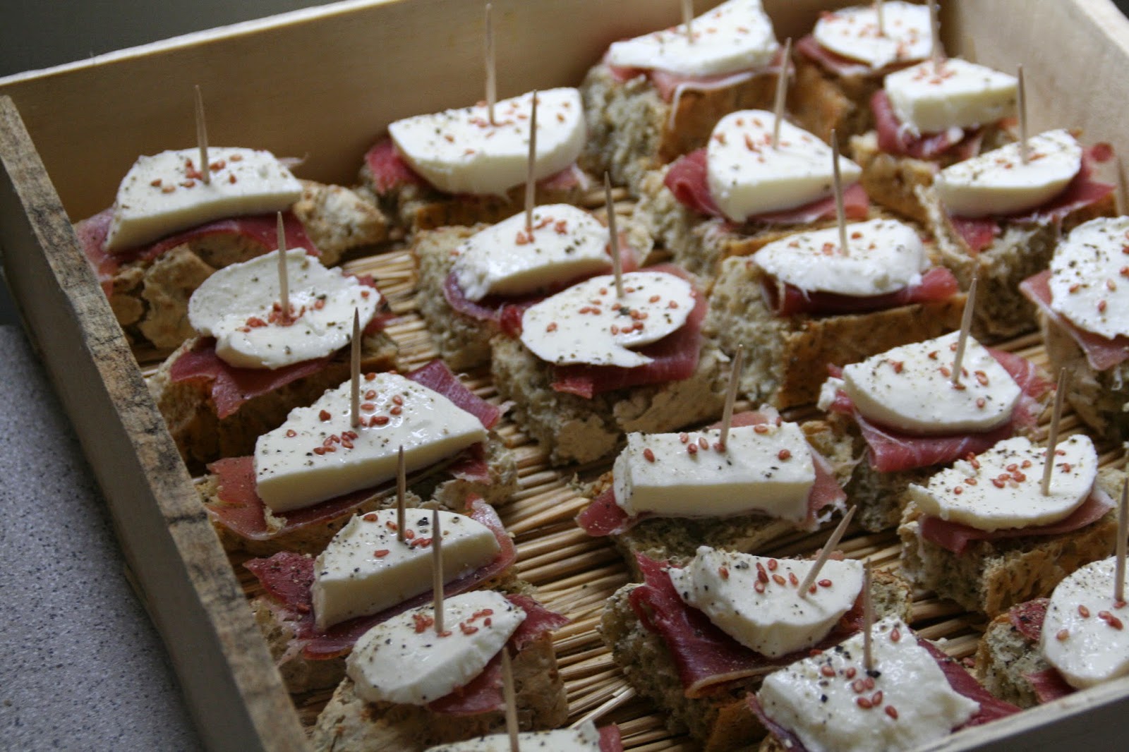 ET CHARLOTTE DÉCOUVRIT LA CUISINE...: MINI TARTINES JAMBON MOZZA