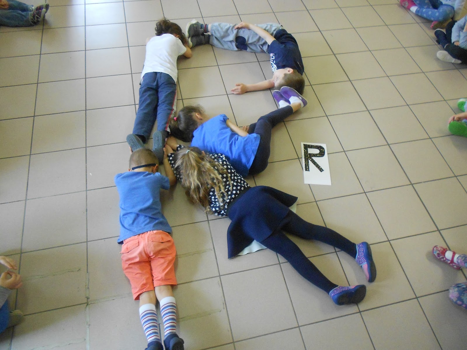 Giochiamo con le lettere e il corpo.