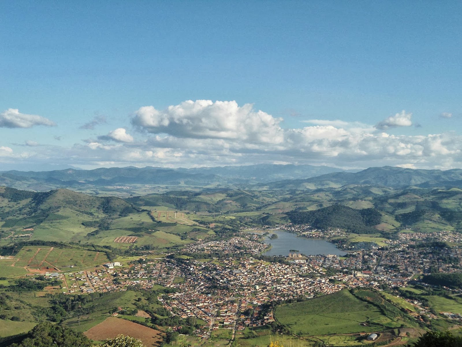 NOTÍCIAS DE ROLÂNDIA - PR.: FOTO AÉREA DE LAMBARI - MG. LINDA
