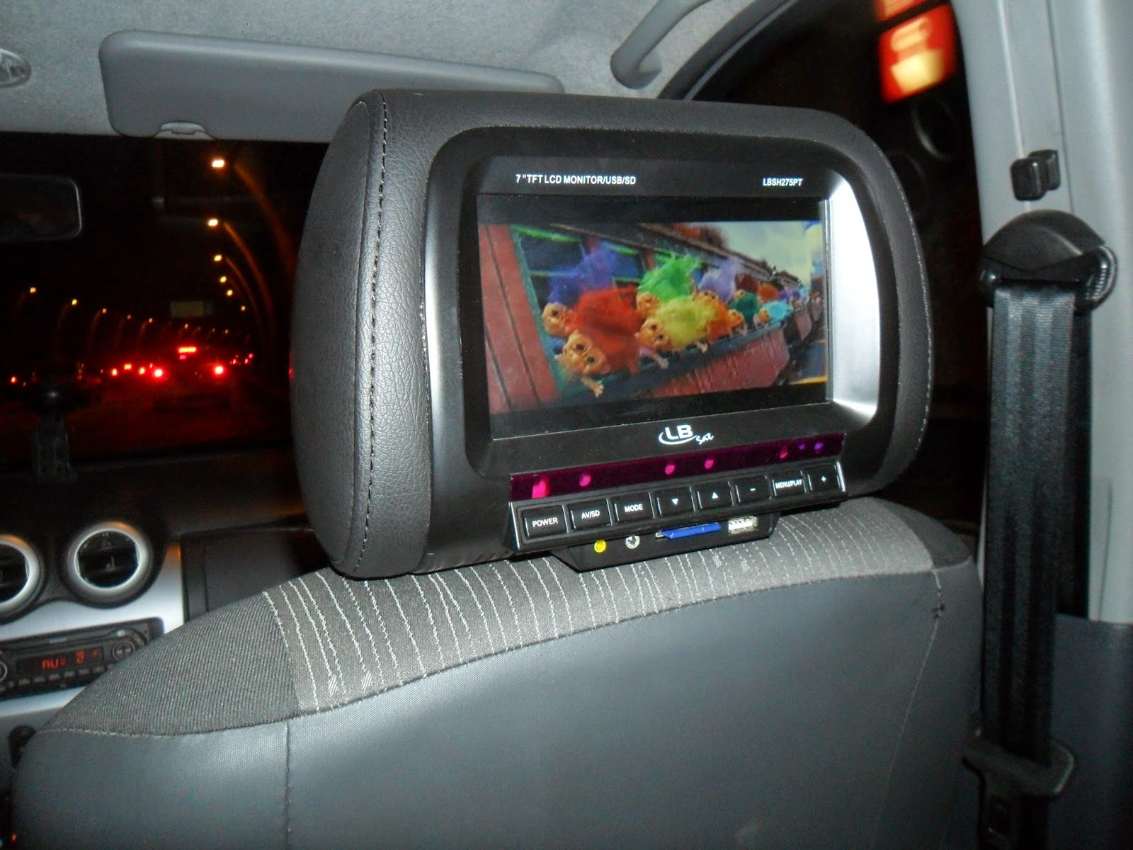 Televisão no carro. Uma distração para as crianças. - Mãe Sem Fronteiras