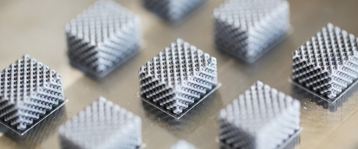 Surface tension-assisted additive manufacturing