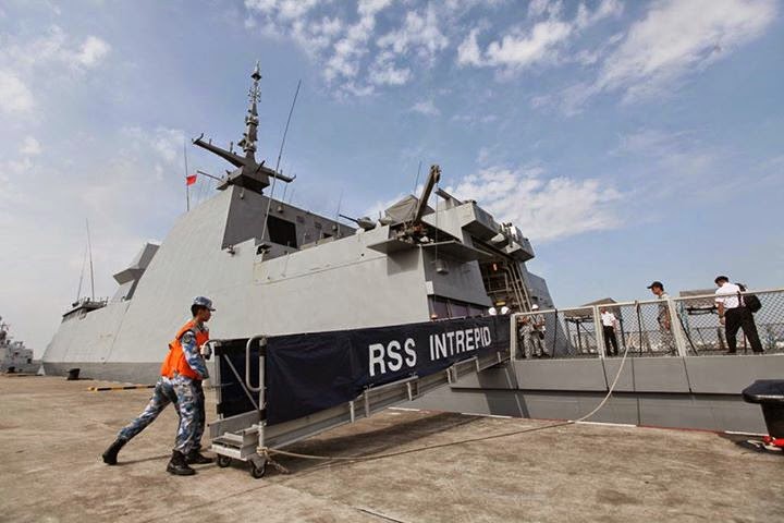 Asian Defence News: Singapore Navy Frigate RSS Intrepid makes a port ...
