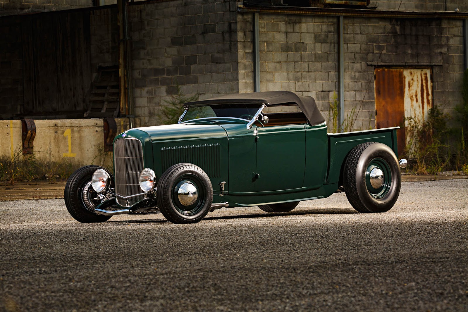 "MOTORCULT": 1932 Pickup Roadster Ford
