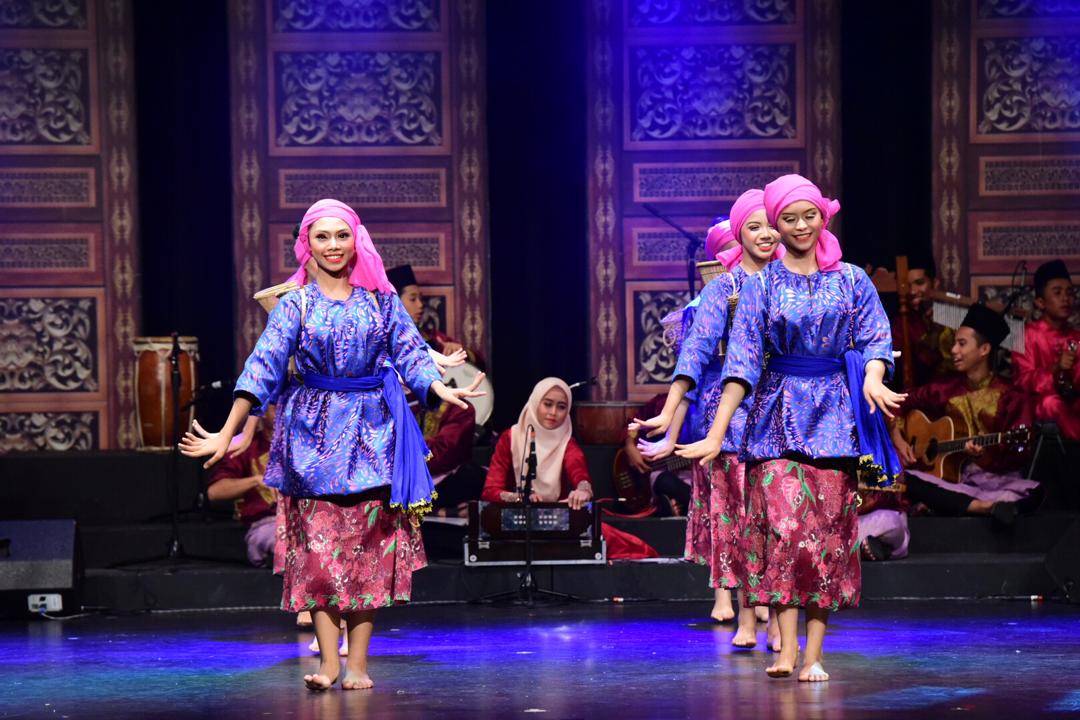 7KLIK: RAMPAI SARI TARI MALAYSIA, TAMPIL PERSEMBAHAN HEBAT PENUH WARNA ...